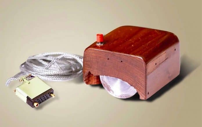 Quantos botões tinha o primeiro rato para PC? Era feito de plástico?