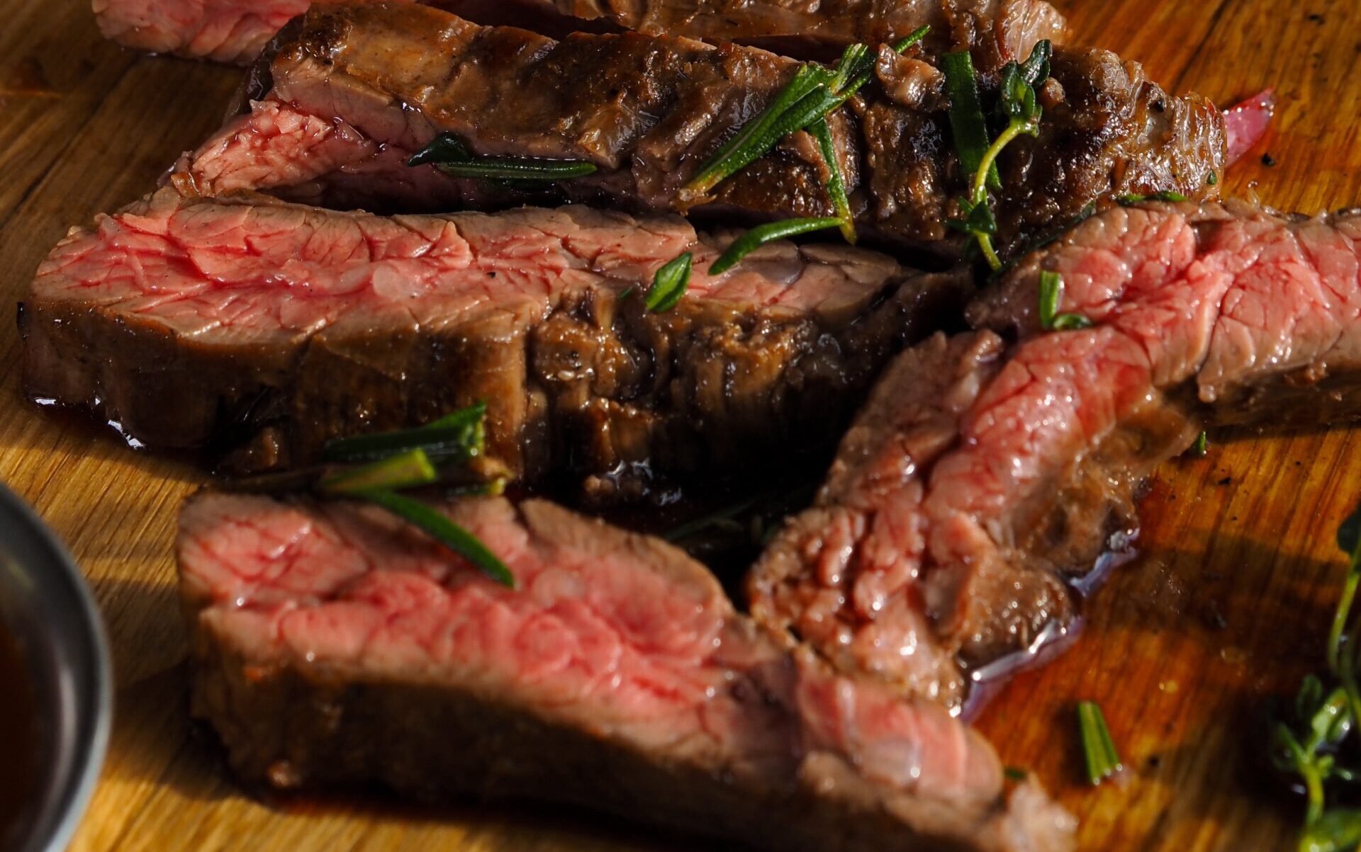 O líquido vermelho num bife mal passado não é sangue! Sabia? | Leak